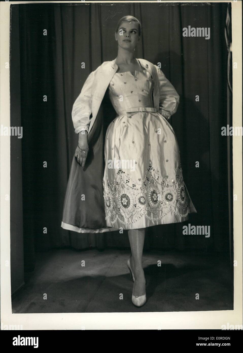 2. Februar 1959 - neue Modelle der Norman Hartnell-Kollektion. Die ...