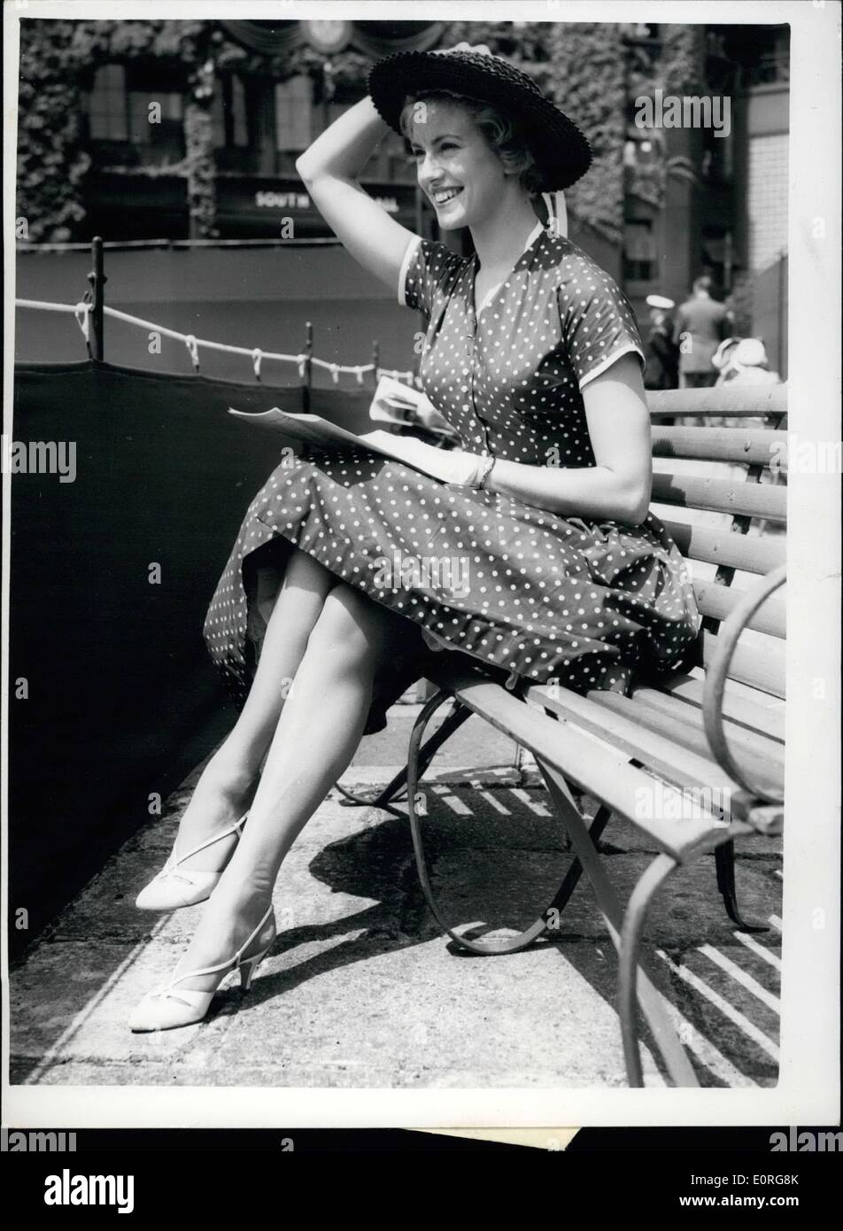 Mädchen trägt schwarzes kleid -Fotos und -Bildmaterial in hoher ...