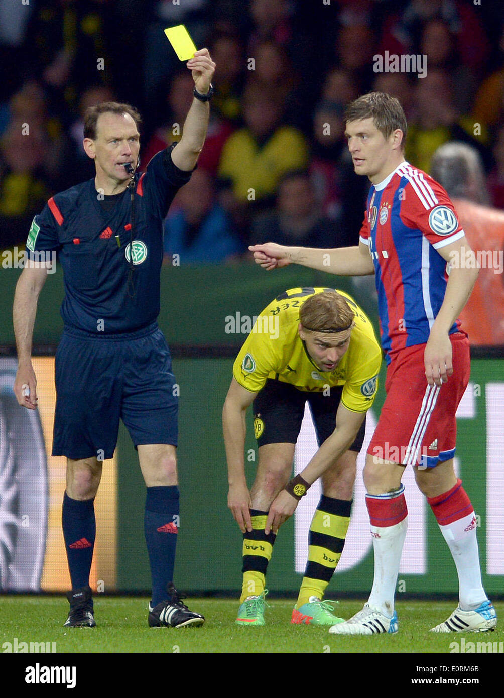 Schiedsrichter Florian Meyer (L) zeigt der Münchner Toni Kroos (R) die gelbe Karte neben der ...