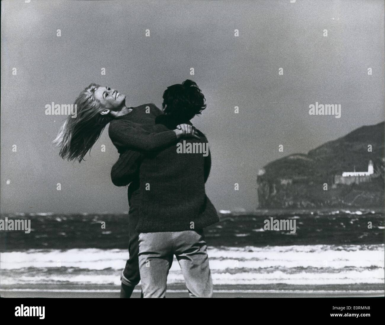 1. Januar 1960 - Lachen Girl... neben dem Meer, nicht ihre geliebten St ...