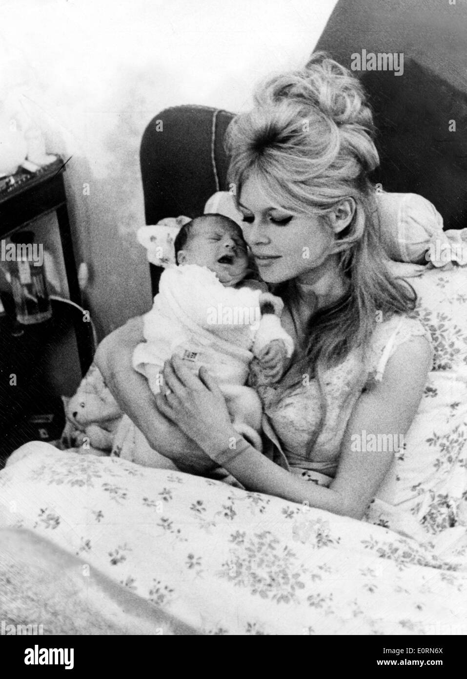 Schauspielerin Brigitte Bardot Mit Ihrem Neugeborenen Sohn Nicolas Jacques Stockfoto Bild
