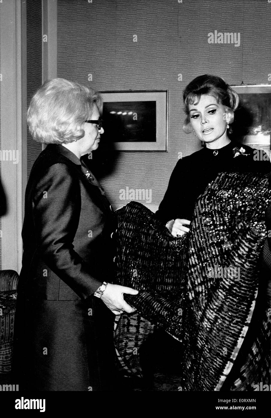 Sari zsa zsa gabor -Fotos und -Bildmaterial in hoher Auflösung – Alamy