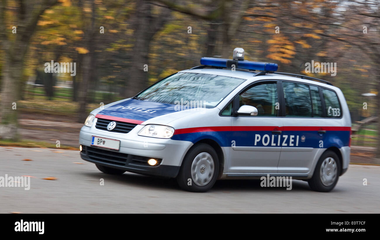 Fahrendes Polizeiauto - Polizeiauto Stockfotografie - Alamy