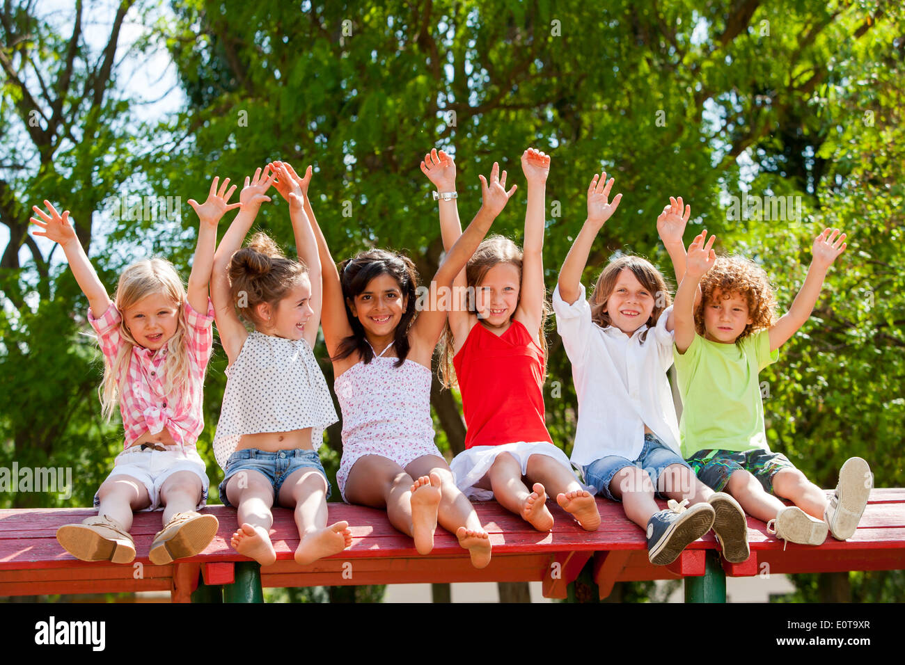 Glückliche arme kinder -Fotos und -Bildmaterial in hoher Auflösung – Alamy