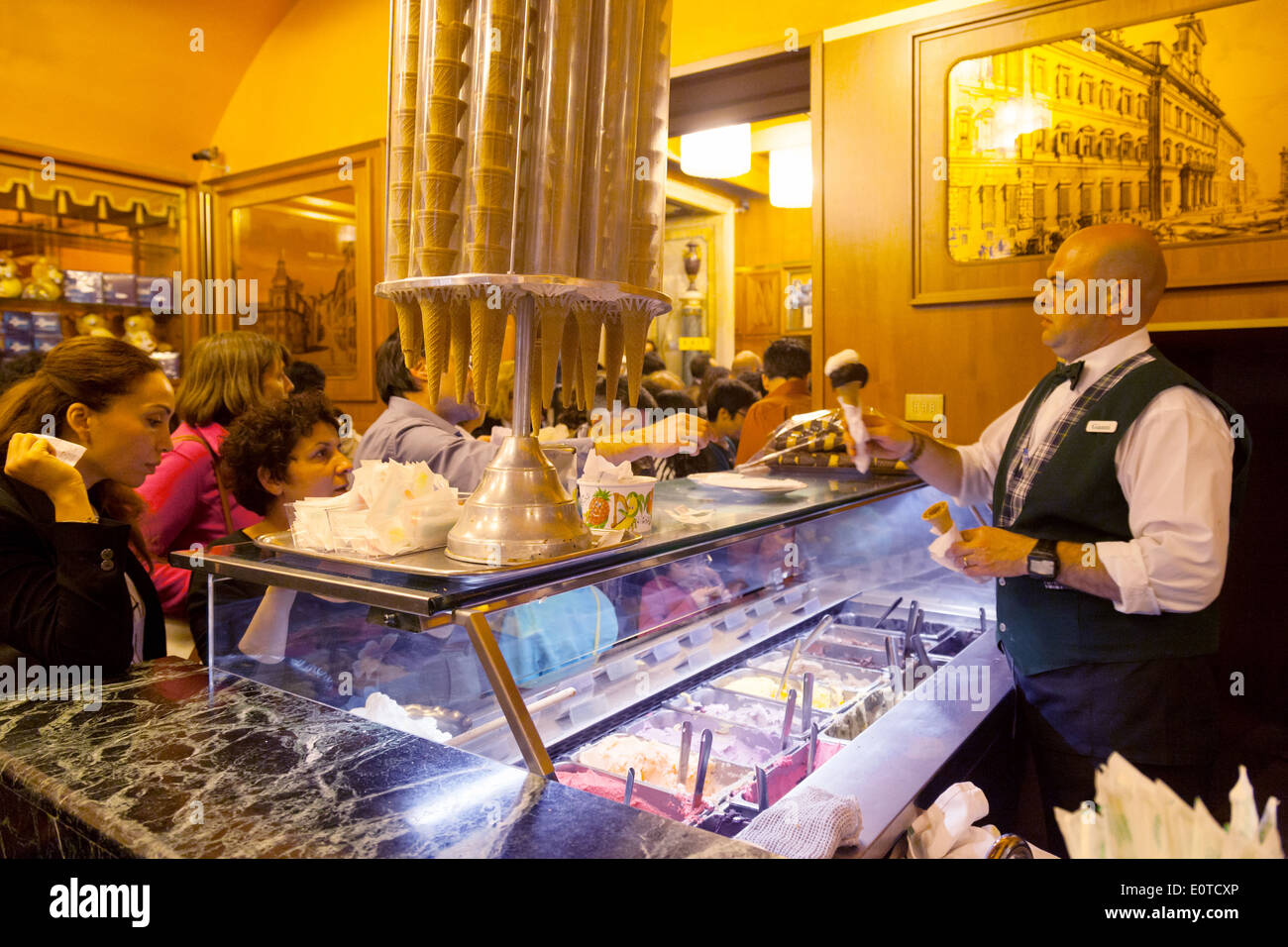 Italian gelateria interior Stockfotos und -bilder Kaufen - Alamy