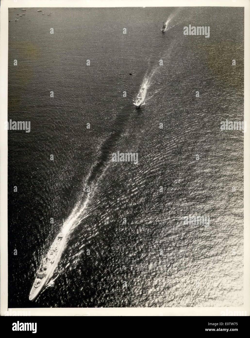 8. August 1960 - R.A.F verbindet portugiesische Marine feiern: drei RAF ...