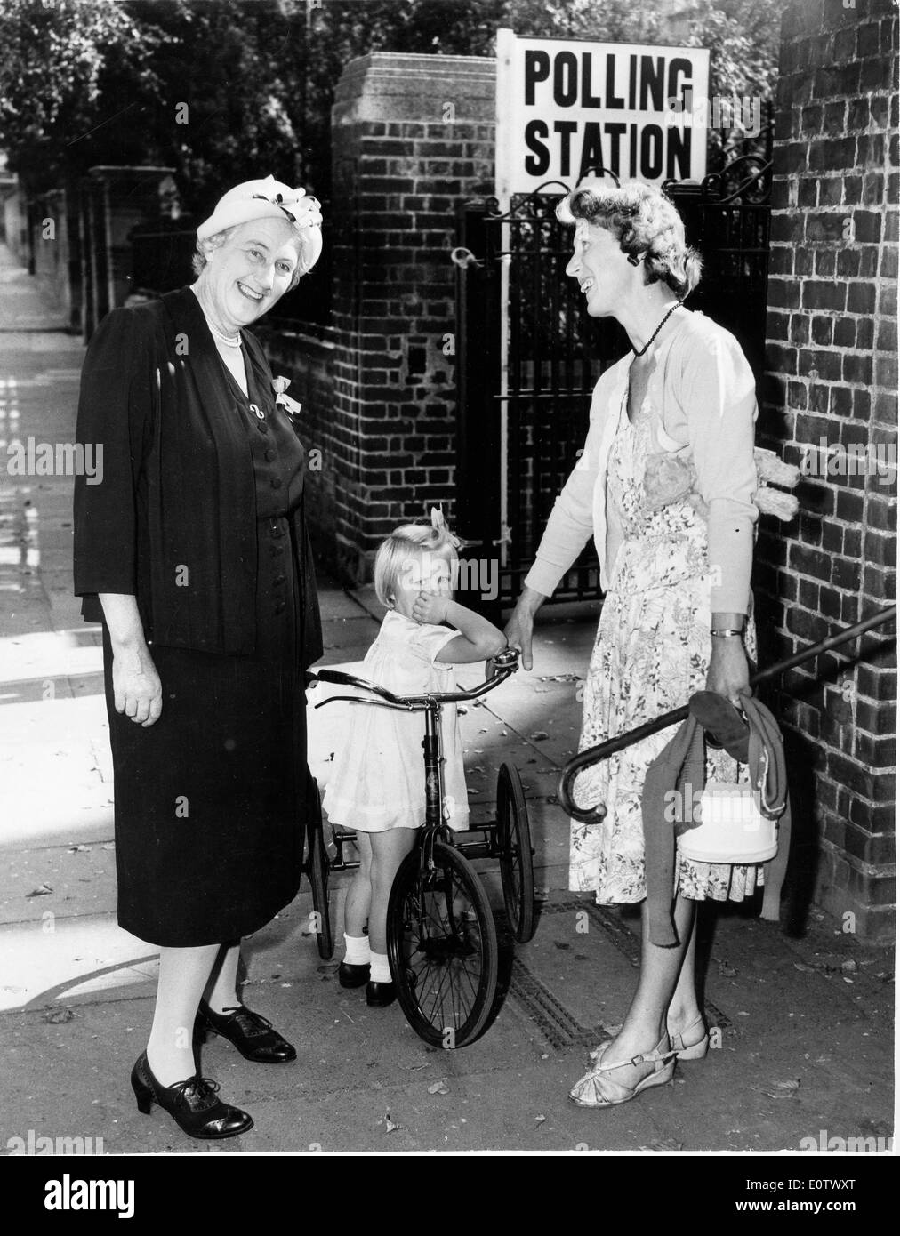 Harold macmillan wife lady dorothy -Fotos und -Bildmaterial in hoher ...