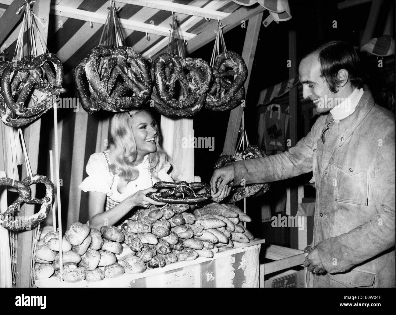 Sängerin Peggy März Portion Brezeln an einem stand Stockfotografie - Alamy