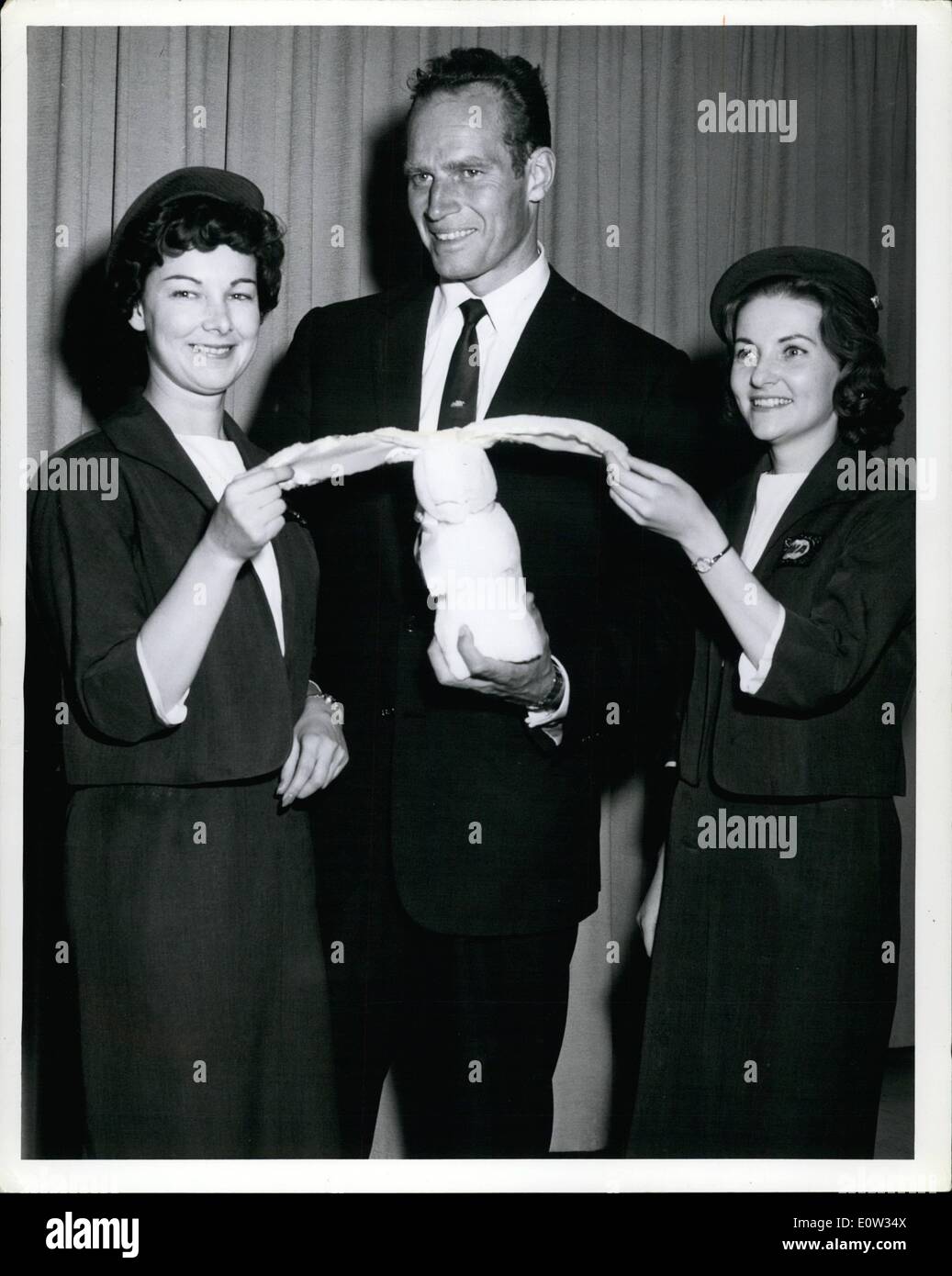 Bewundern Sie 3. März 1961 - TWA Hostessen, Ann Henshaw und Julia ...