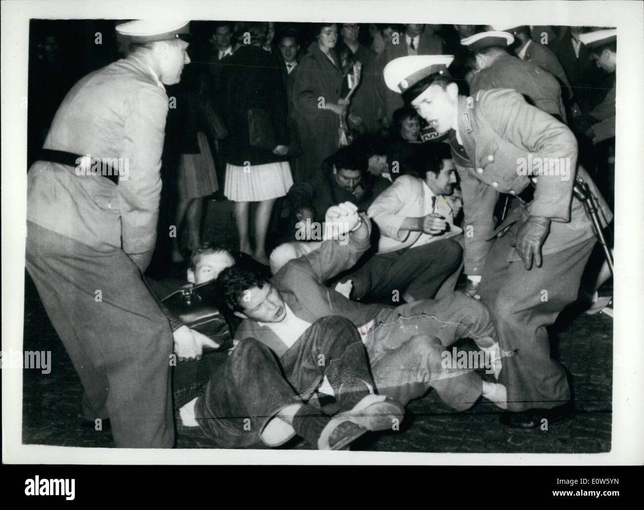 West berlin police -Fotos und -Bildmaterial in hoher Auflösung – Alamy