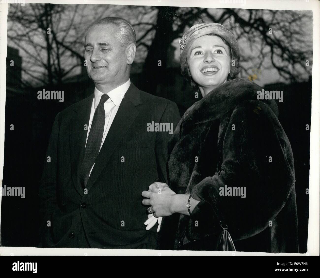 Nicholas Monsarrat und Seine Braut Stockfotos und -bilder Kaufen - Alamy