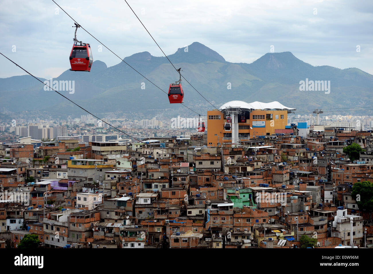 Complexo Alemao Favela, eine Seilbahn verbindet mehrere bebauten Hügel ...