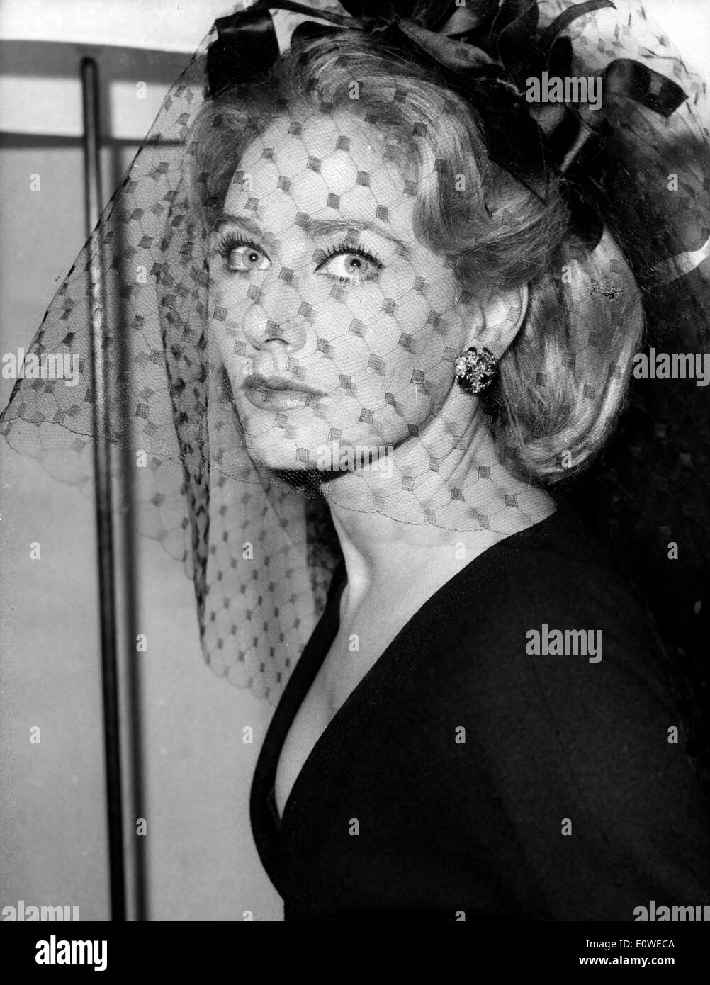 ELGA Andersen als Witwe in einer Szene aus "The Empire of the Night ...