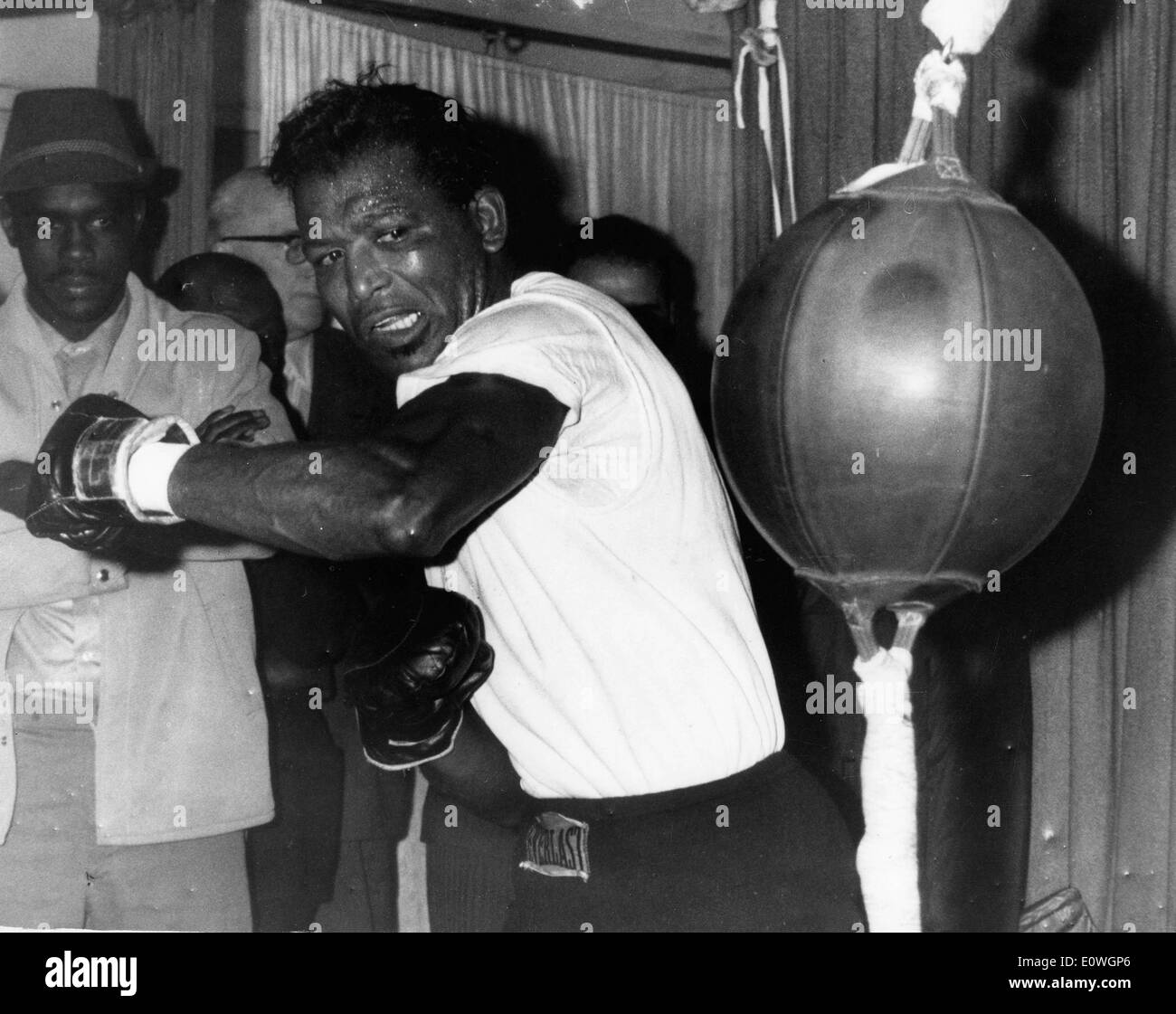 Sugar ray robinson shirt -Fotos und -Bildmaterial in hoher Auflösung ...