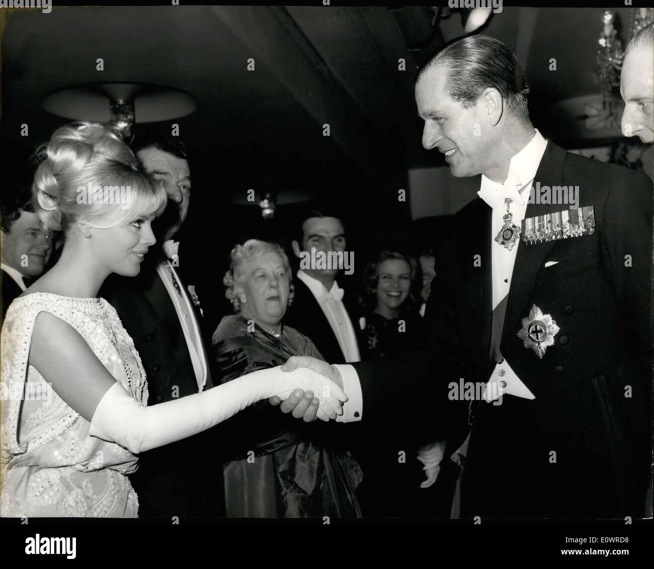 2. Februar 1964 - trifft Britt der Prinz; H.R.H Prinz Philip Shakes ...