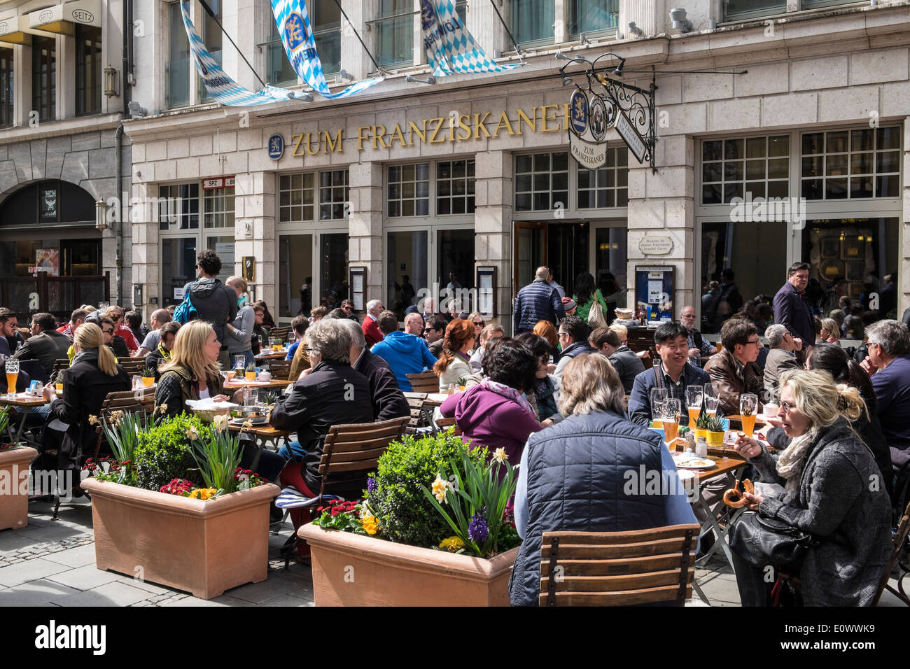 Munich street cafe -Fotos und -Bildmaterial in hoher Auflösung – Alamy
