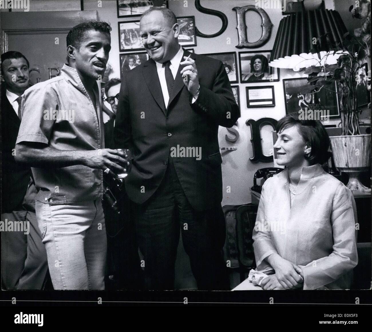 Gert fröbe goldfinger -Fotos und -Bildmaterial in hoher Auflösung – Alamy