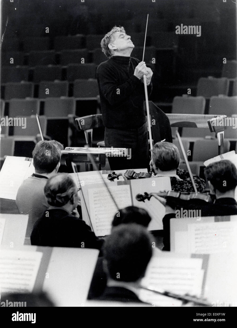 Leonard bernstein conducting -Fotos und -Bildmaterial in hoher ...