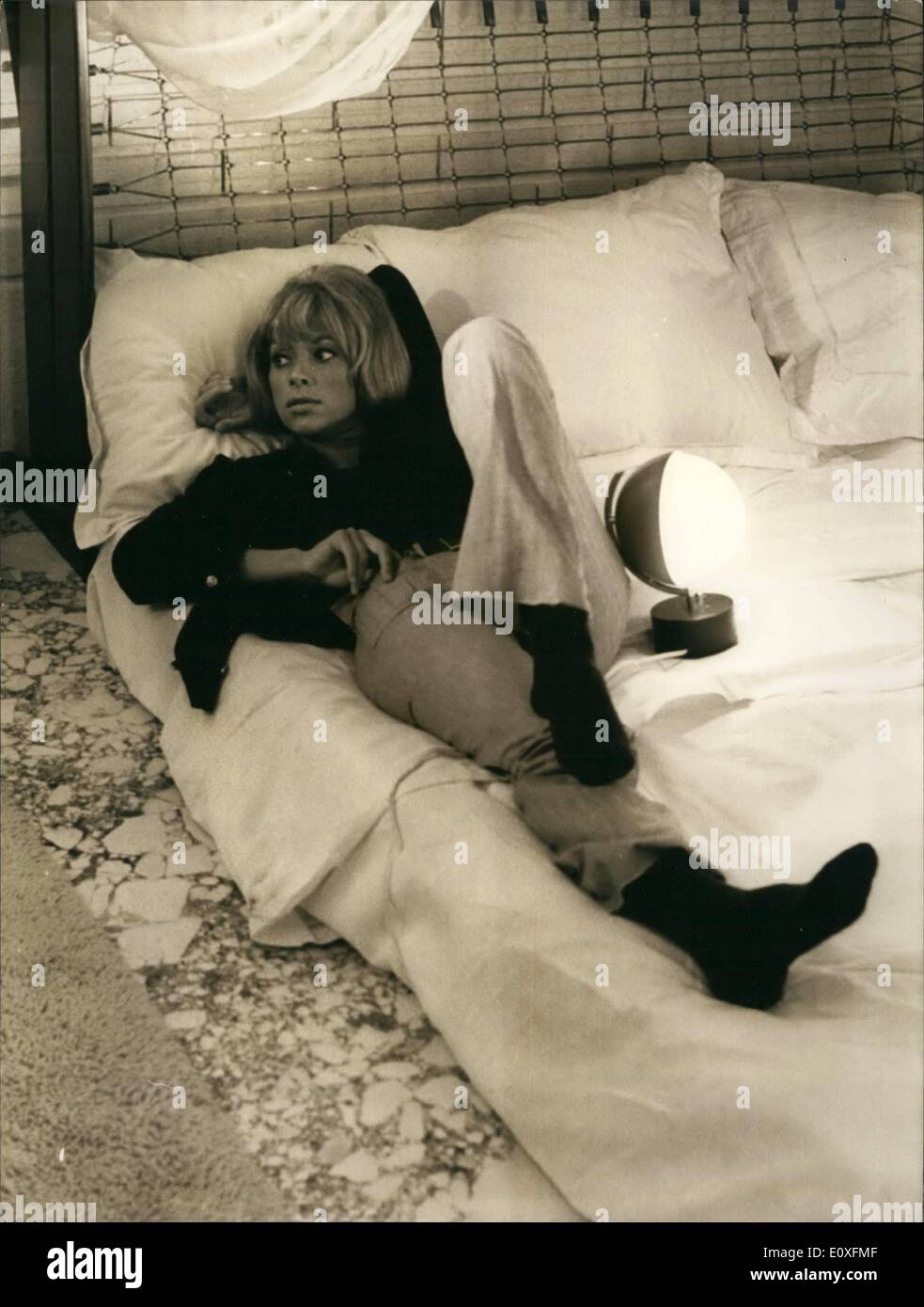 Sept. 09, 1966 - Mireille Darc zurück aus dem Libanon: Mireille Darc, französische ...