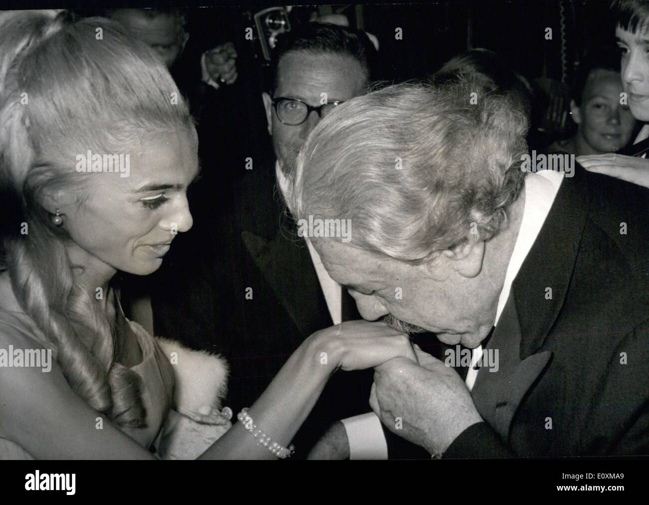 13. Mai 1967 - Michel Simon & Schauspielerin Pia Degermark in Cannes ...