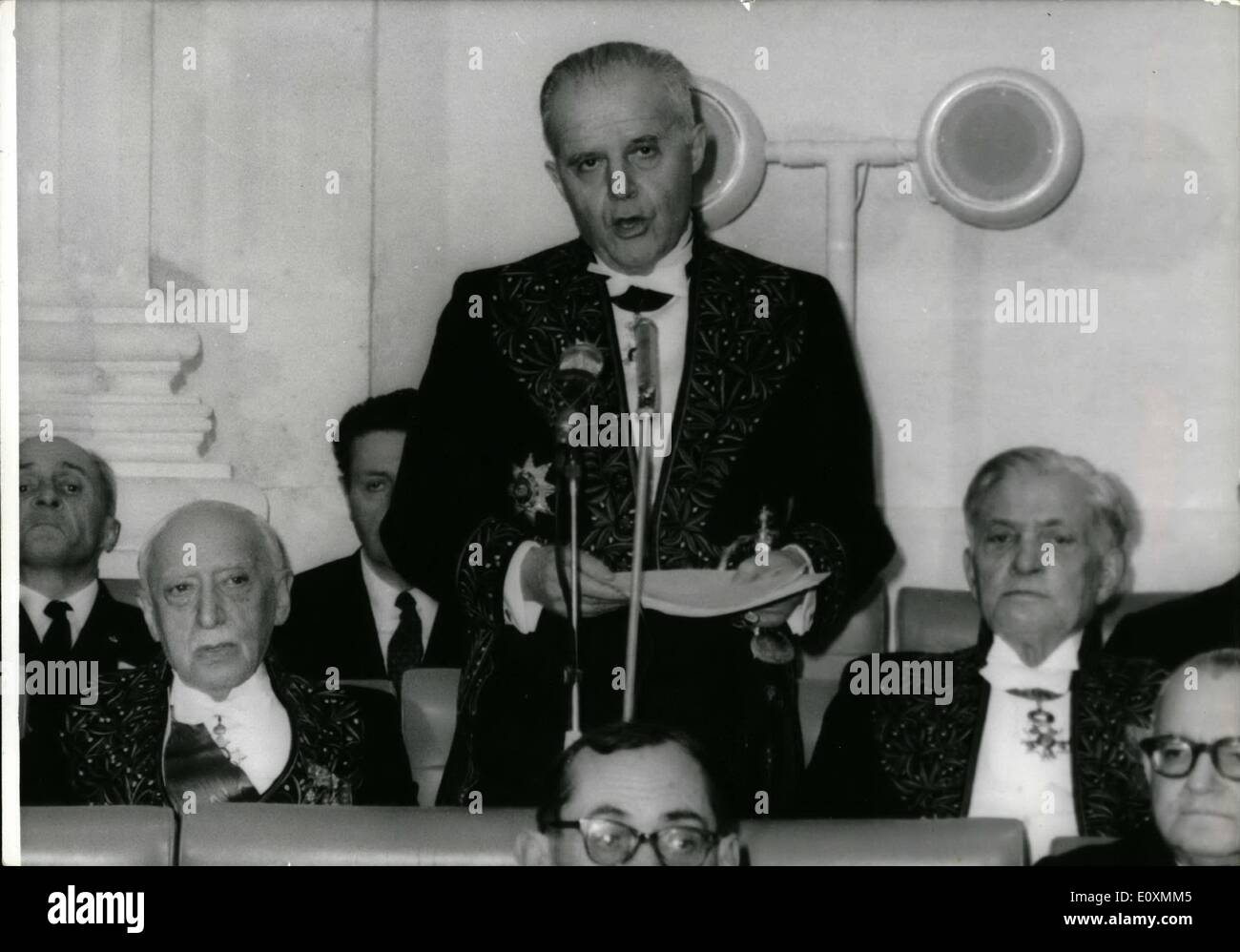 Jean mistler in academie francaise aufgenommen -Fotos und -Bildmaterial ...