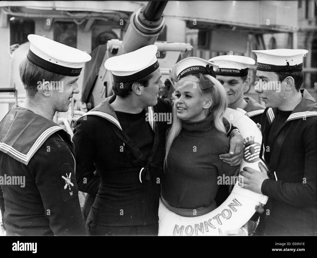 Schauspielerin Jayne Mansfield gekleidet als Marine Pin-up-mit ...