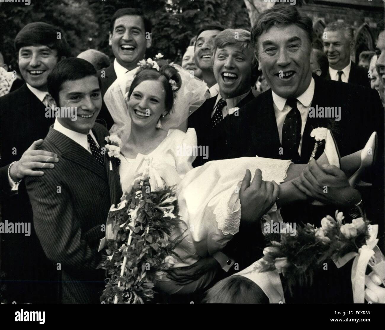 8. August 1967 - Tommy Steel besucht Schwester Hochzeit: die Hochzeit ...