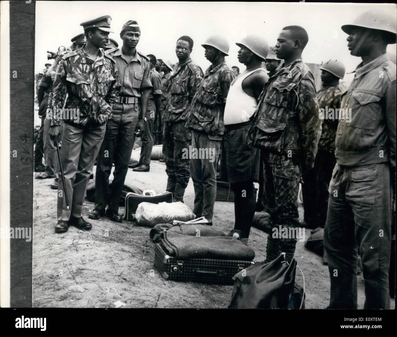 General gowon sieht seine truppen -Fotos und -Bildmaterial in hoher ...