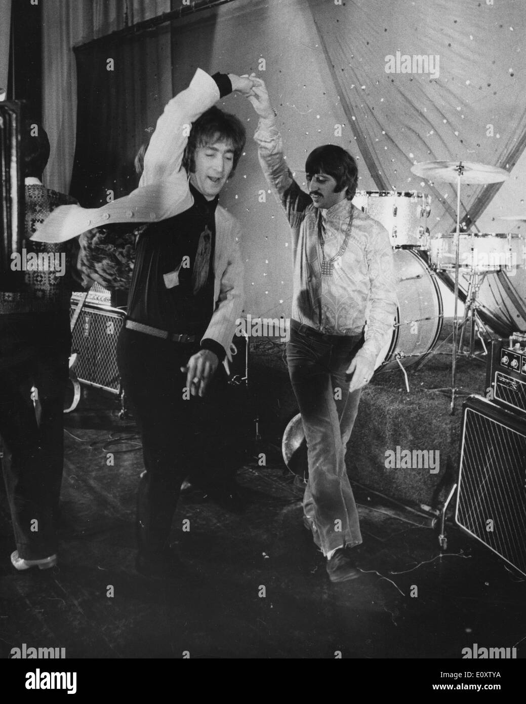 John Lennon und Ringo Starr in "Hello, Goodbye! Stockfotografie - Alamy