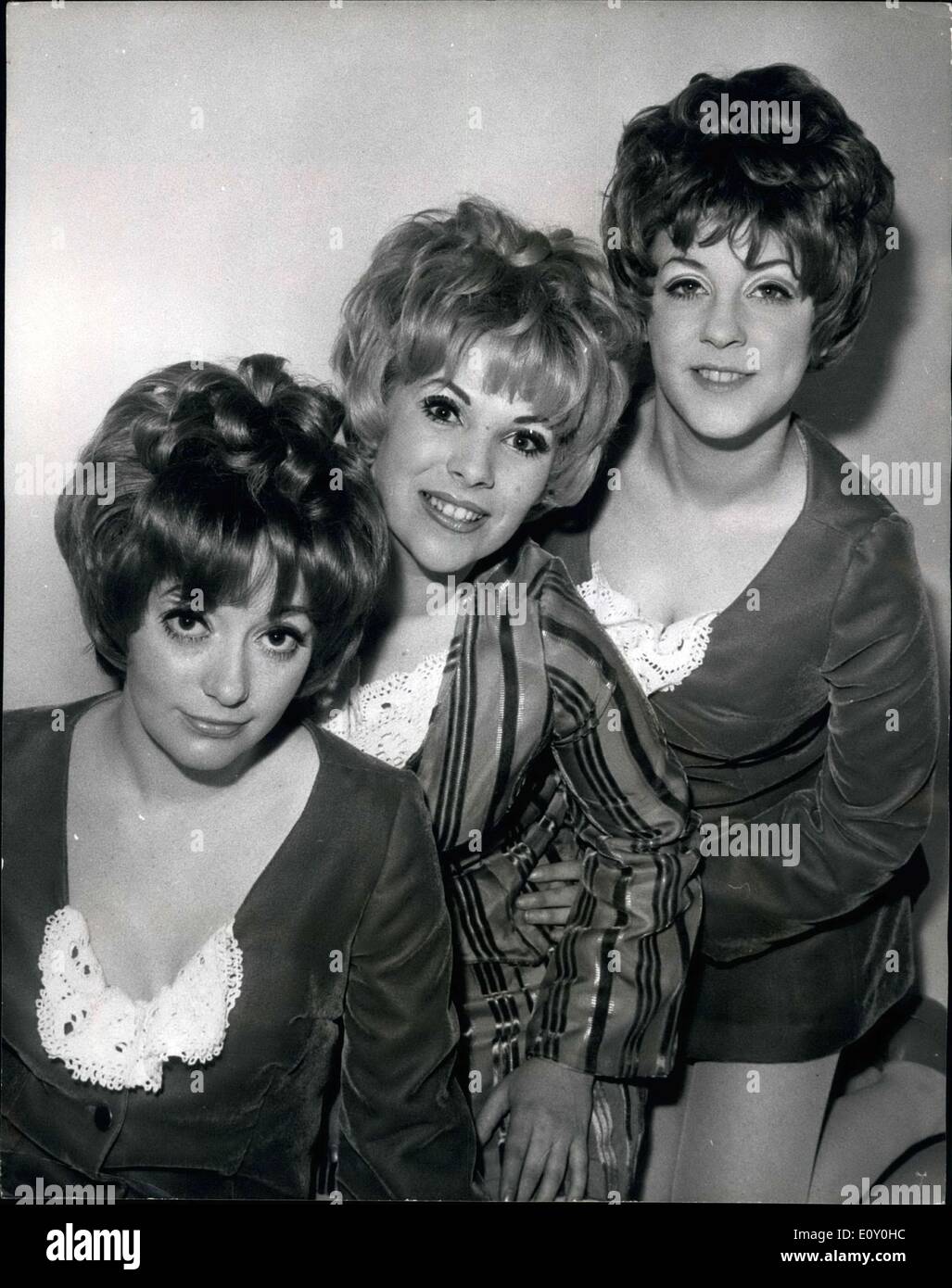 14. Februar 1968 - The Paper Dolls neue pop-Gruppe.: Papier Puppen drei ...