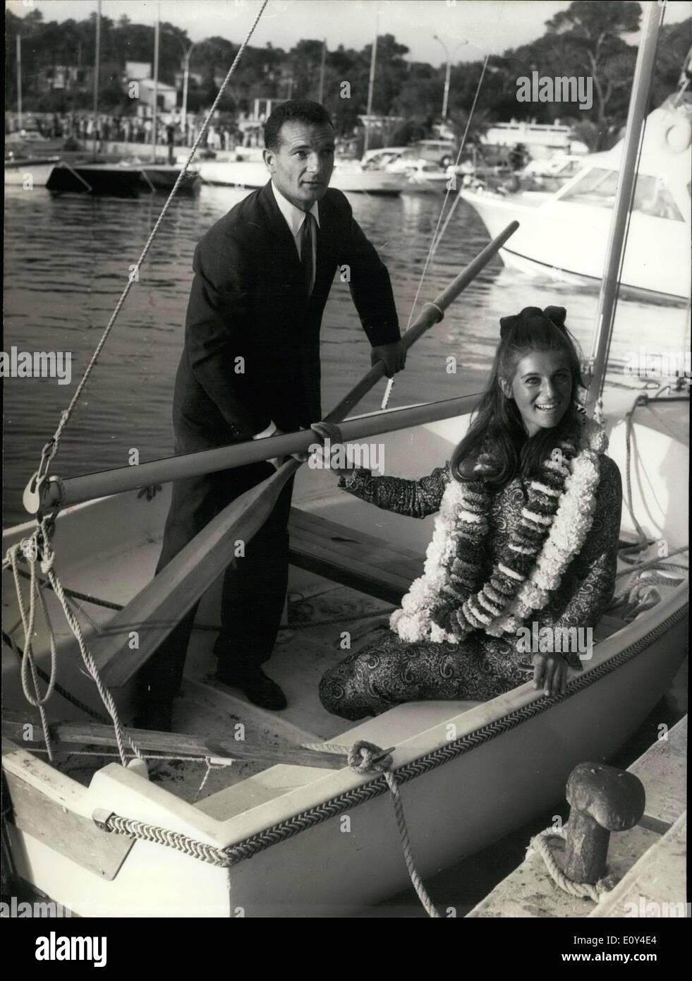 26. Juli 1968 - Eric Tabarly und Sheila im neuen Saint Raphael Hafen ...