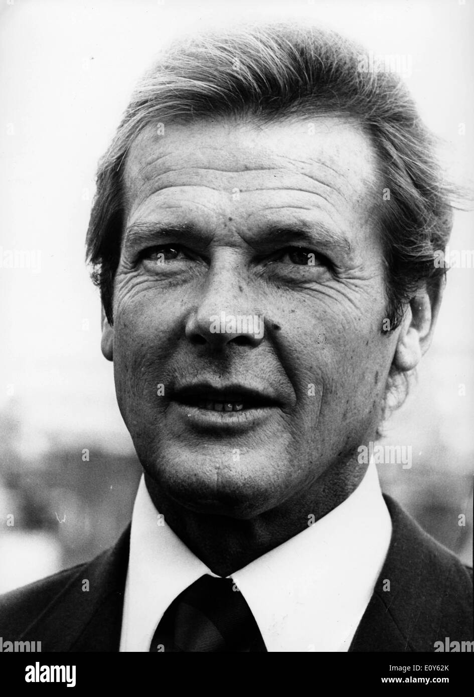 Porträt des Schauspielers Roger Moore Stockfotografie - Alamy