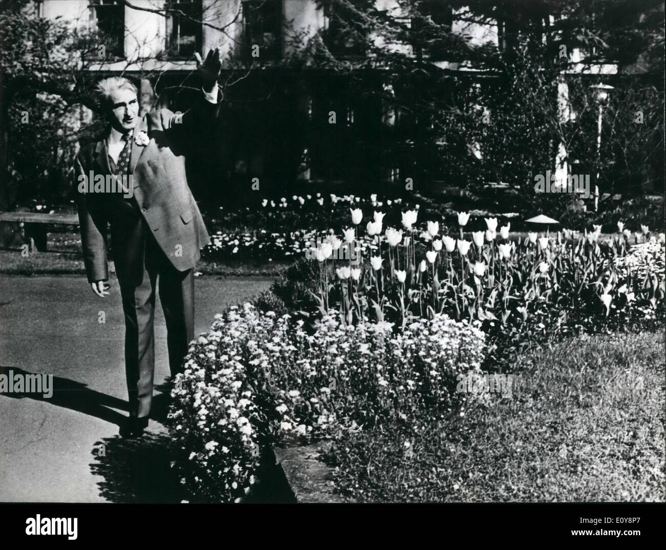 Homme qui dort dans un jardin -Fotos und -Bildmaterial in hoher ...
