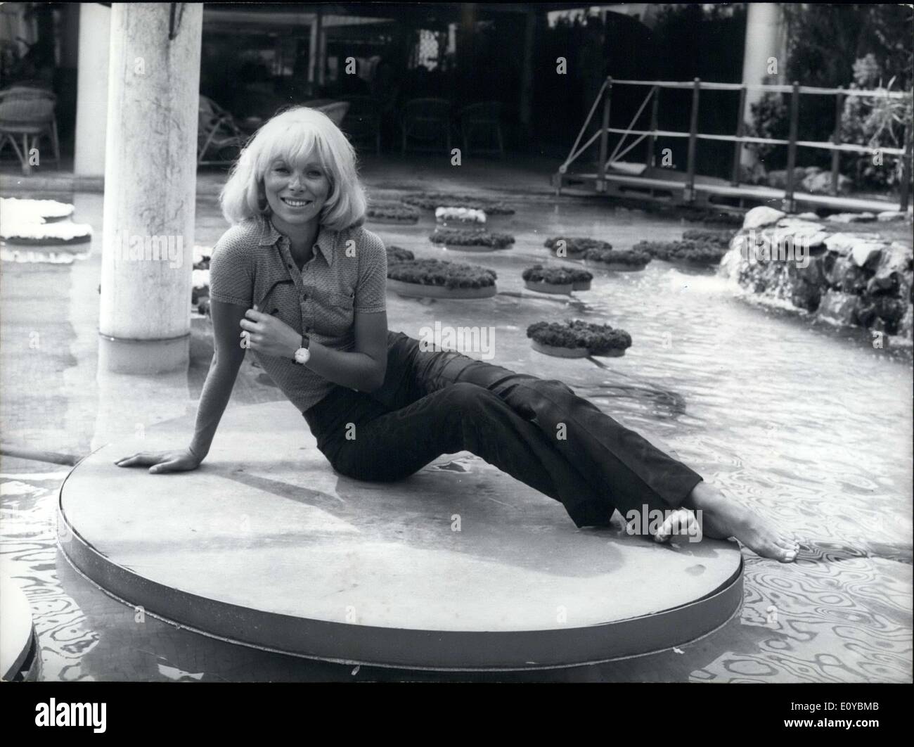 Schauspielerin mireille darc in -Fotos und -Bildmaterial in hoher Auflösung – Alamy