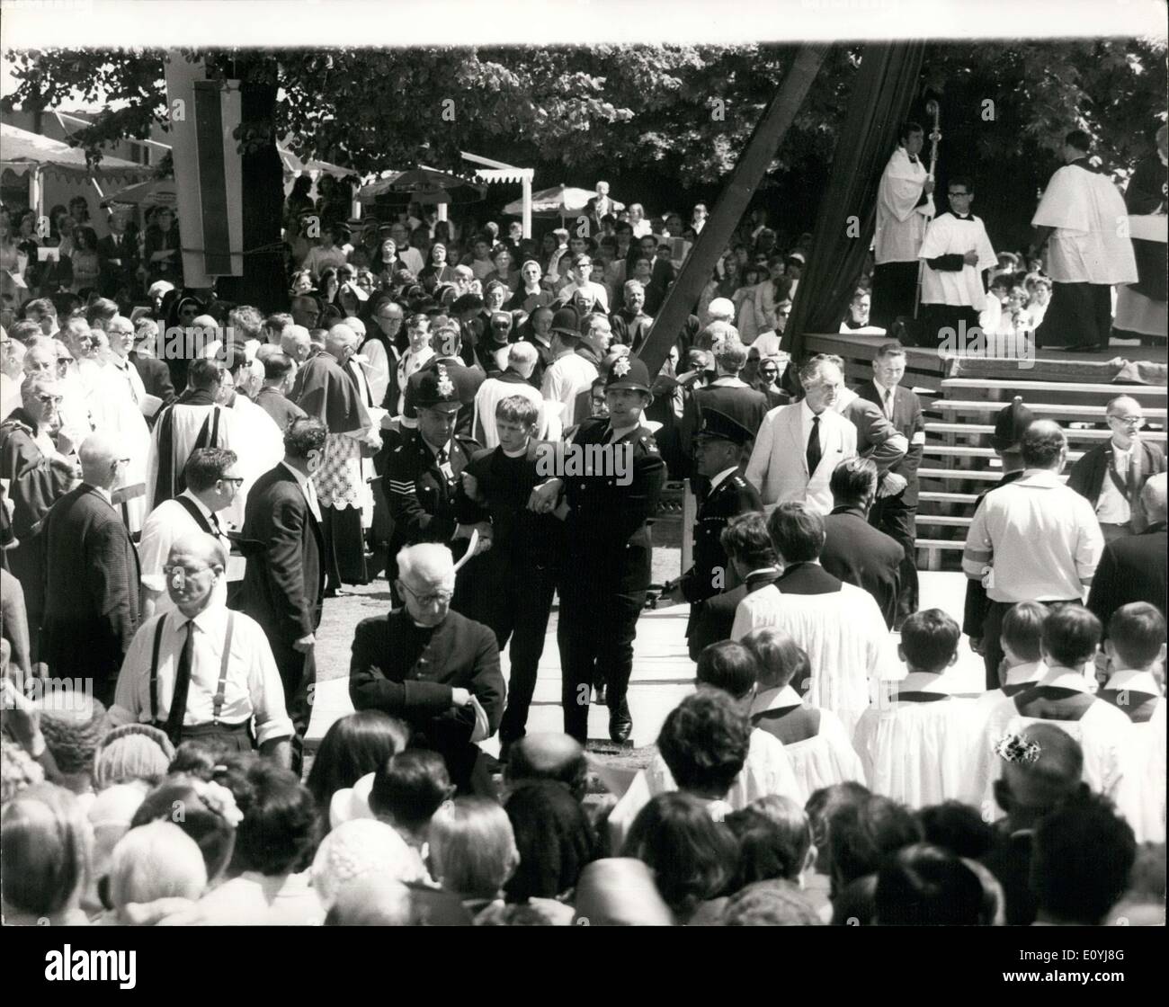 7. Juli 1970 - römisch-katholische Messe in Centerbury Cathedal: die ...