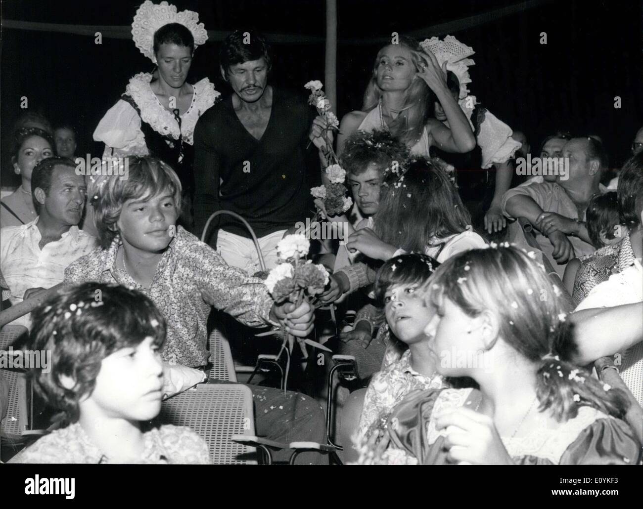 10. August 1970 - Charles Bronson, Jill Ireland und ihre fünf Kinder ...