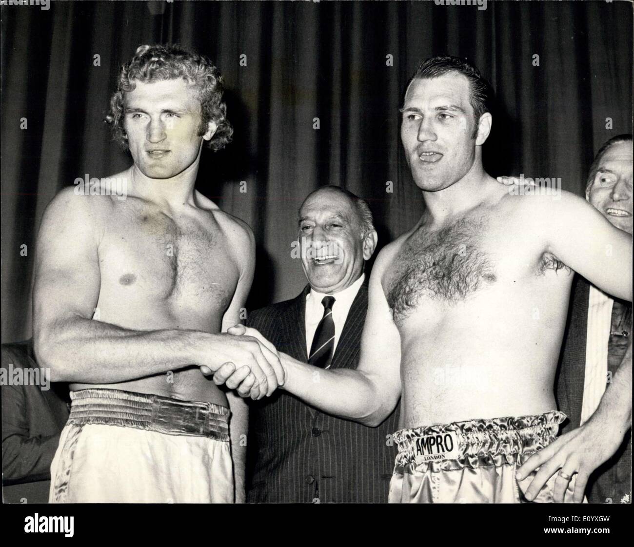 Sept. 27, 1971 - Joe Bugner und Jack Bodell-wiegen für heutige Kampf ...