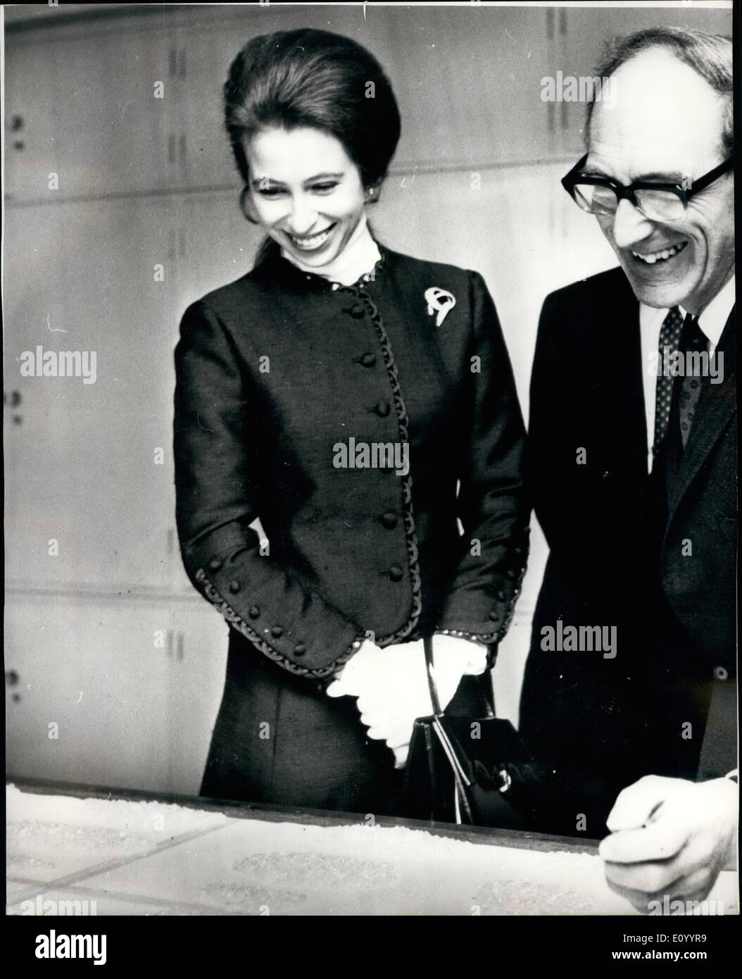 12. Dezember 1971 - Juwel einer Prinzessin... Prinzessin Anne blickt ...