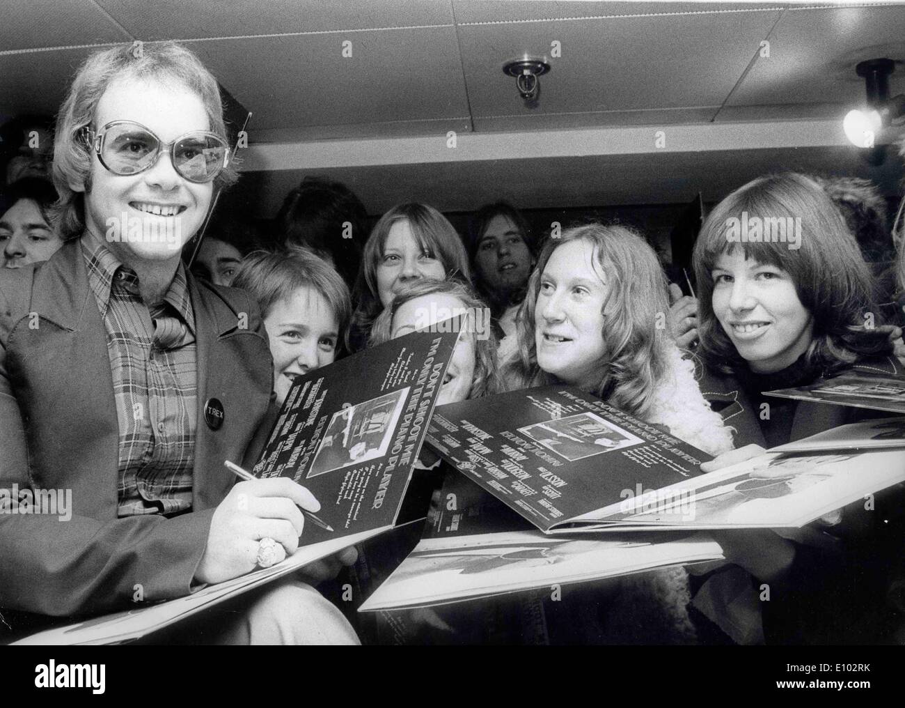 Young elton john -Fotos und -Bildmaterial in hoher Auflösung – Alamy
