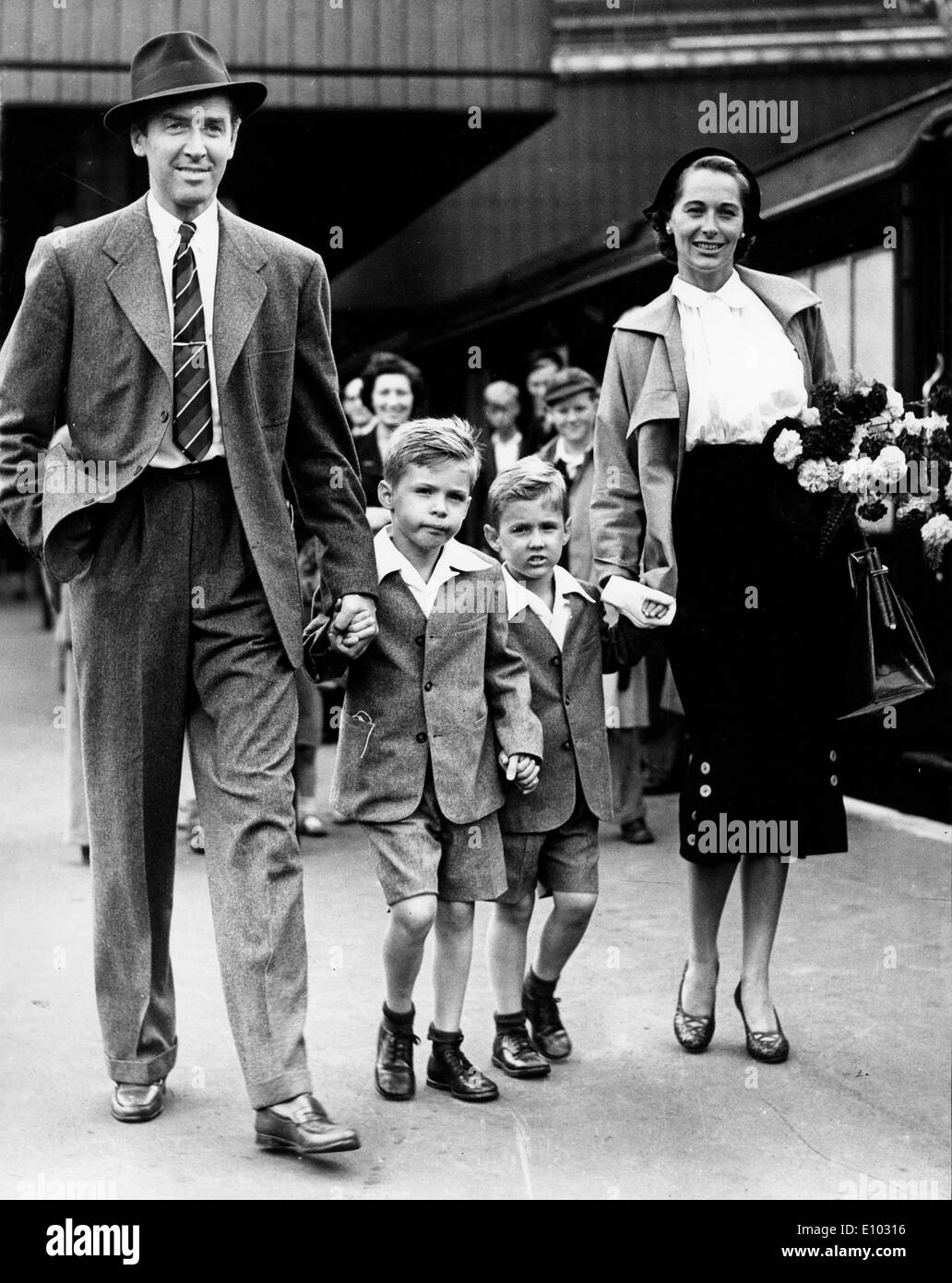 Schauspieler James Stewart kommt bei Waterloo mit Familie ...