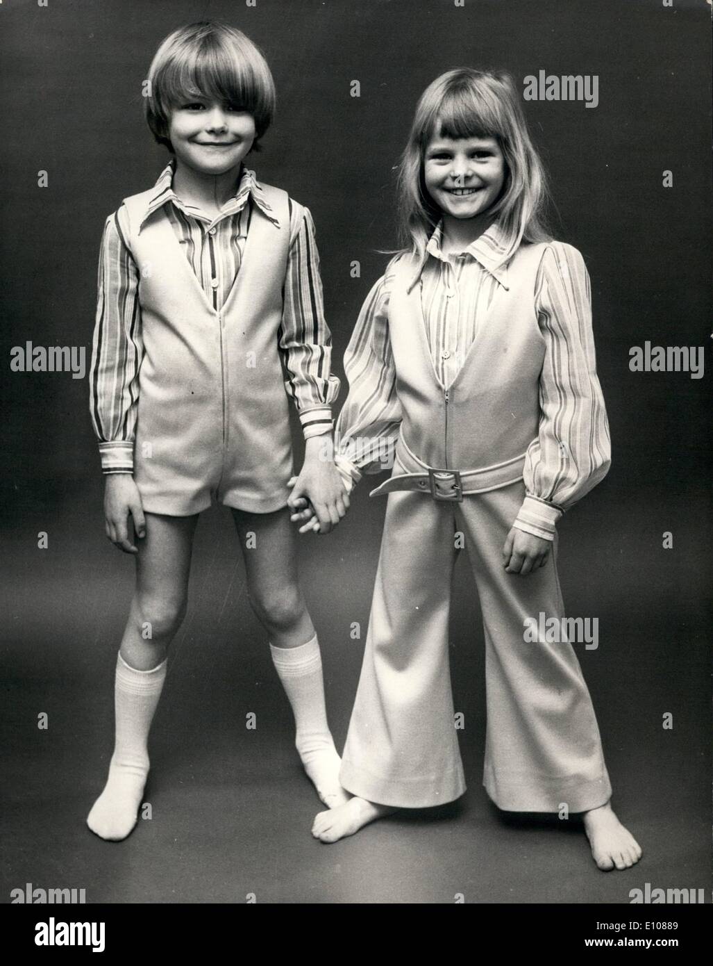 Kleidermode 1970 -Fotos und -Bildmaterial in hoher Auflösung – Alamy