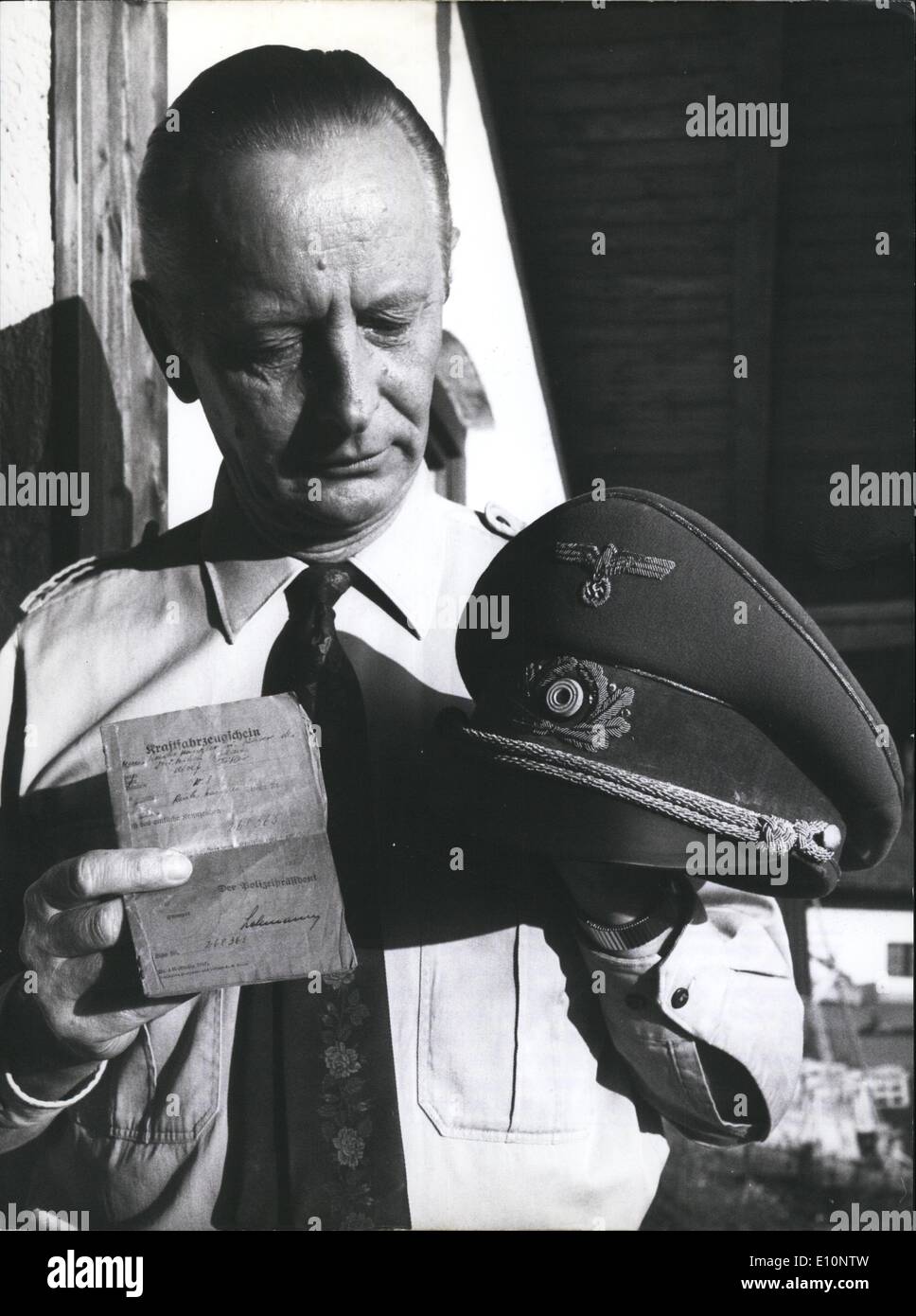 Auktionator hermann otto winiarski zeigt hitler führerschein und hut ...