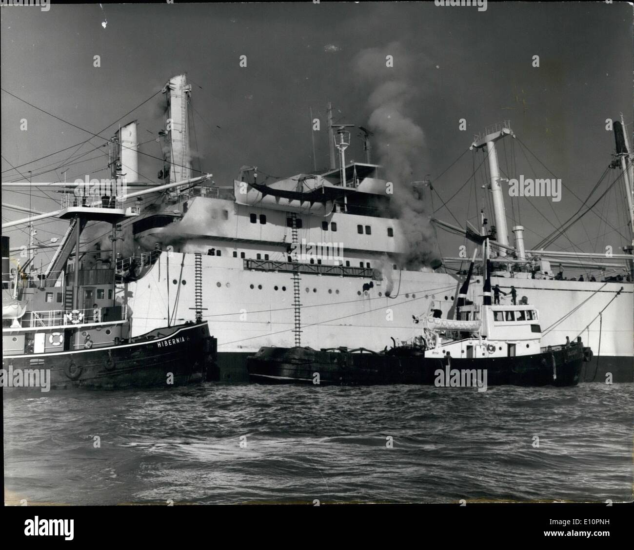 11. November 1973 - sechs Dead In Fire-Swept Frachtschiff: Rauch aus ...