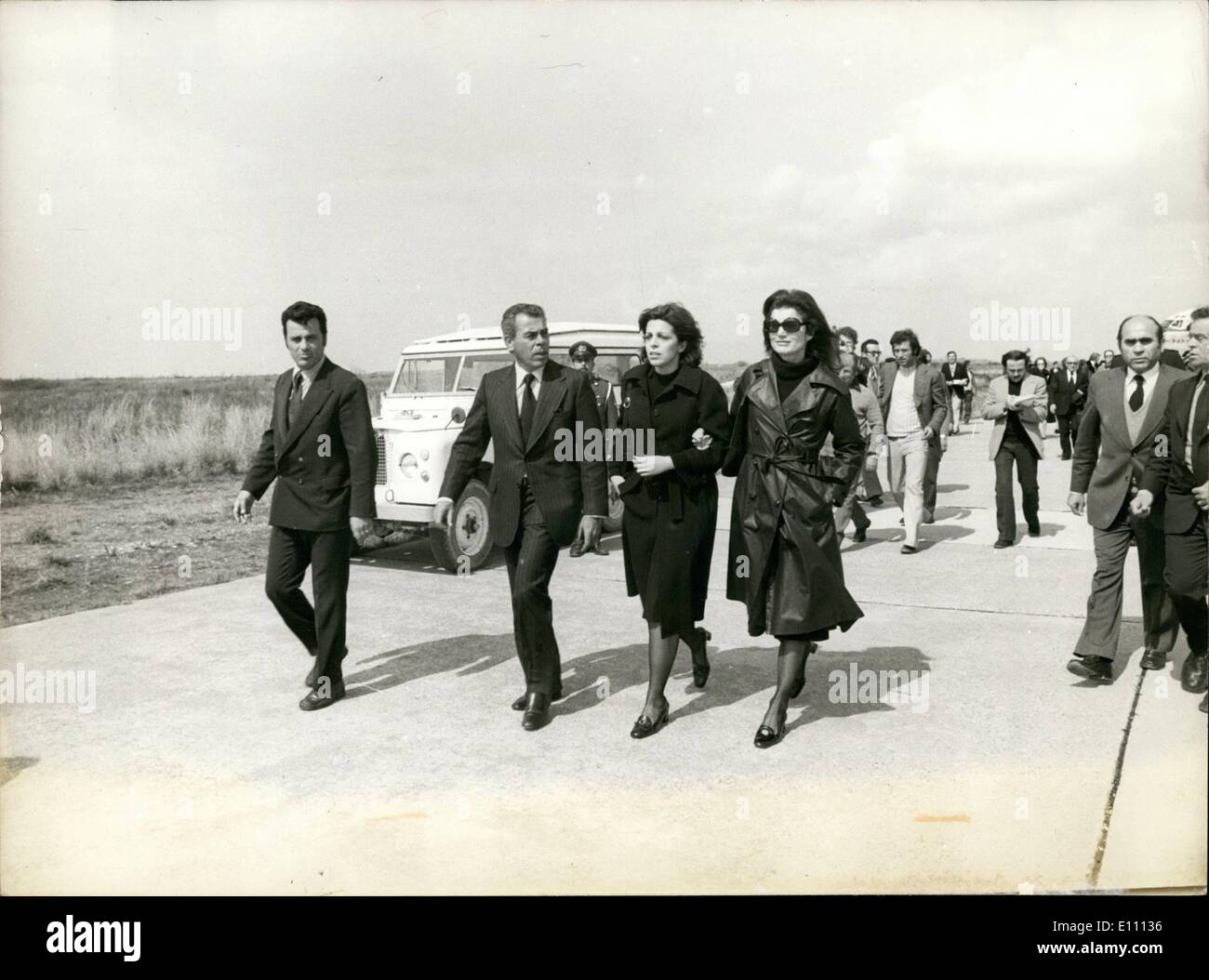 1975 onassis beerdigung -Fotos und -Bildmaterial in hoher Auflösung – Alamy