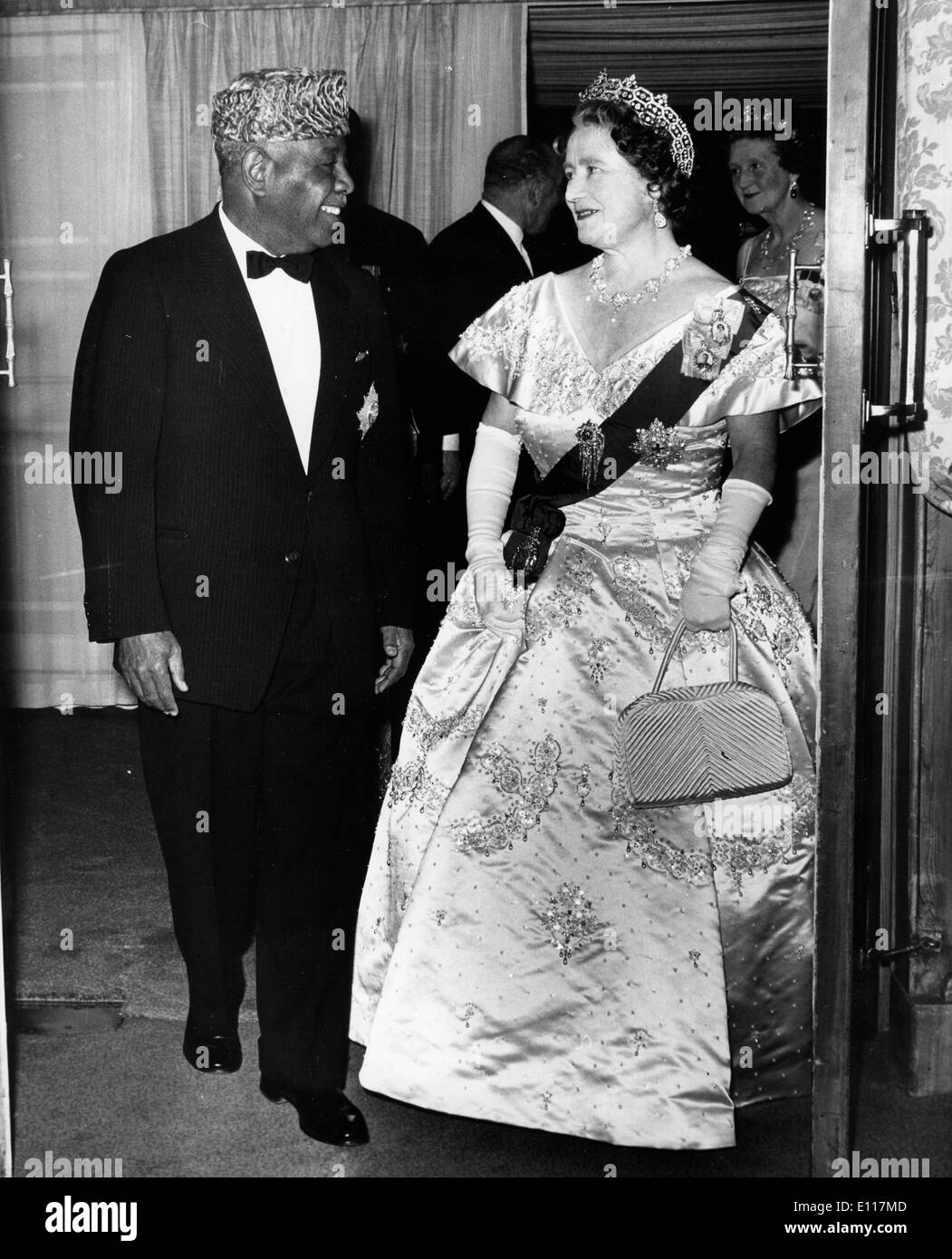 Die Königinmutter Elizabeth Bowes-Lyon in einem Ballkleid ...