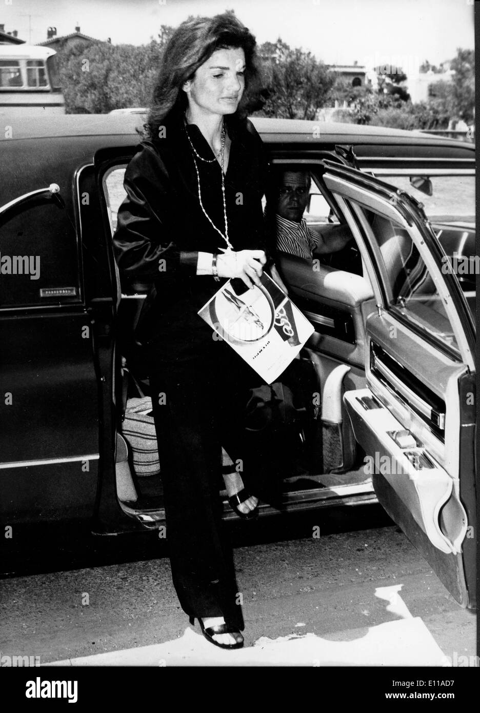 First Lady Jackie Kennedy Onassis steigt aus dem Auto Stockfotografie ...
