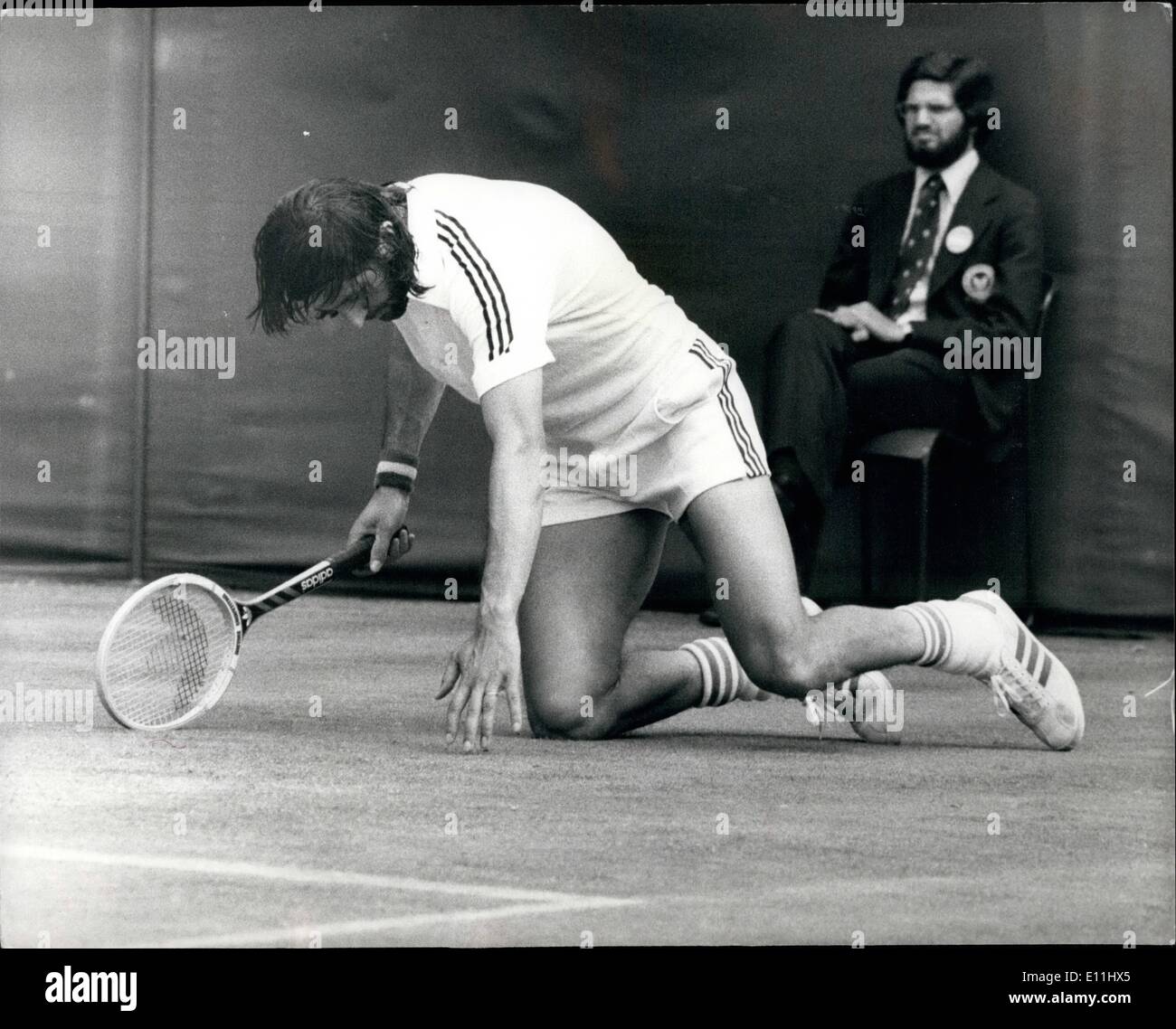Nastase geschlagen tom okker in wimbledon -Fotos und -Bildmaterial in ...
