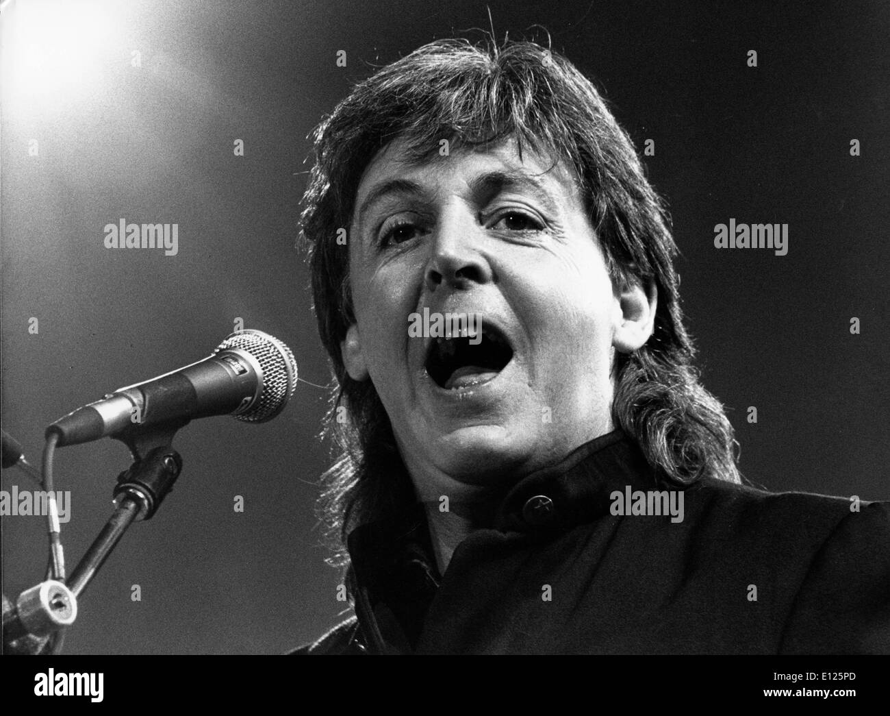 James als paul mccartney Schwarzweiß-Stockfotos und -bilder - Alamy