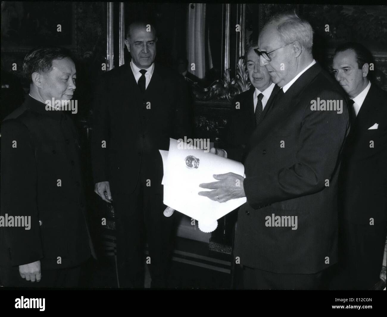 12. Dezember 2011 - übergab kommunistischen Chinas erste Botschafter in ...