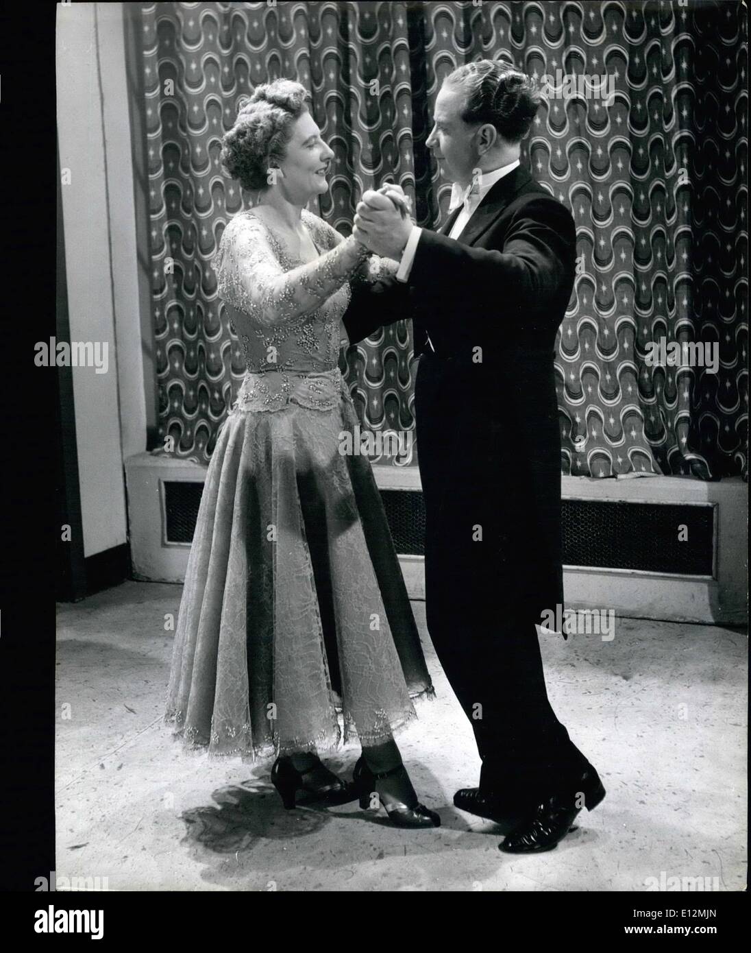 Einen walzer tanzen -Fotos und -Bildmaterial in hoher Auflösung – Alamy